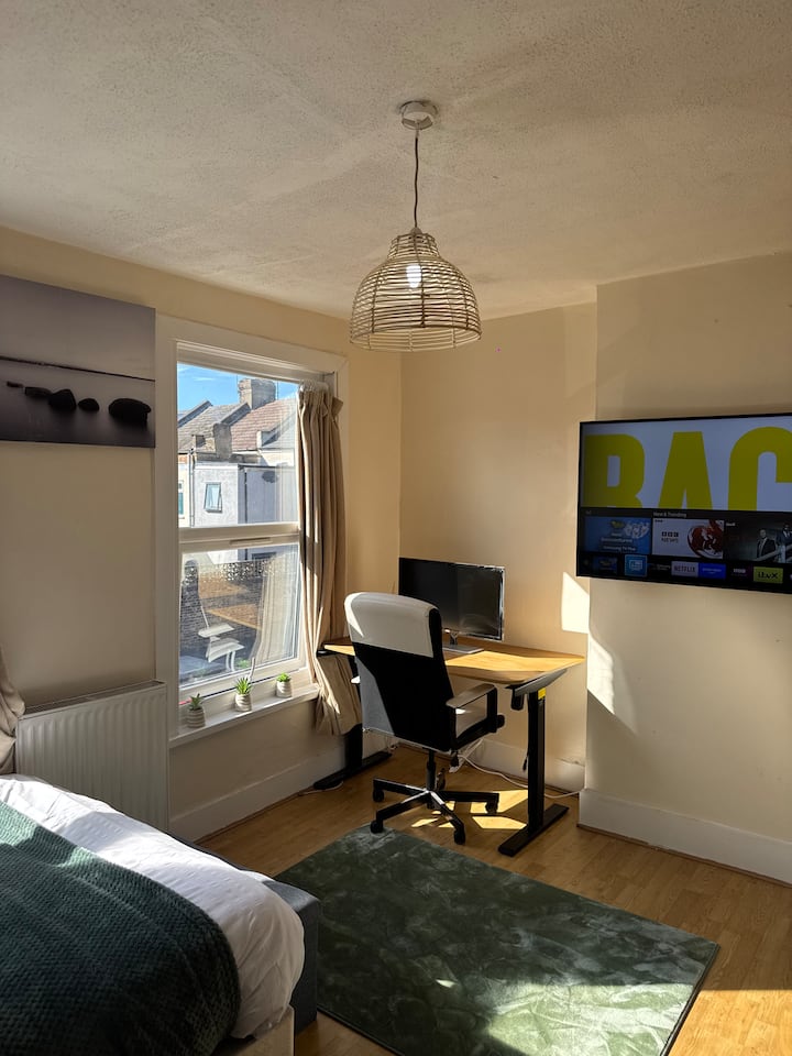 Spacious Master Bedroom In North London - Enfield