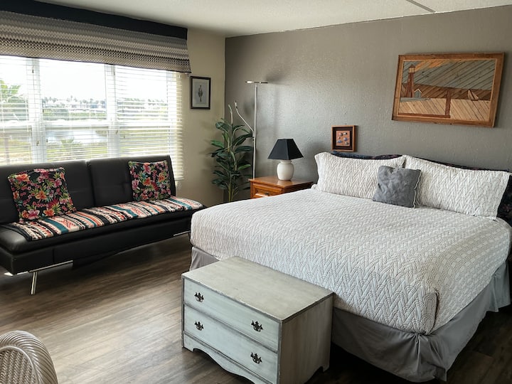 Wonderful Studio, Sleep 4, Large Pool, 2 Jacuzzi! - Port Isabel, TX
