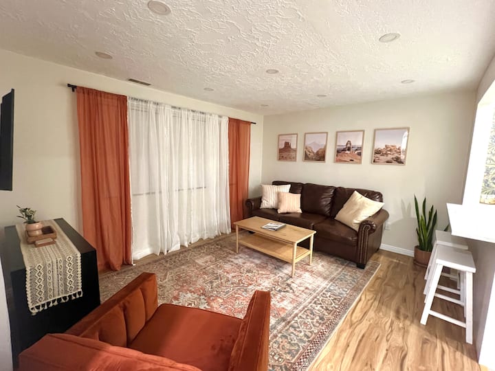 Cheerful & Private Daylight Bsmt. Apt. - Farmington, UT