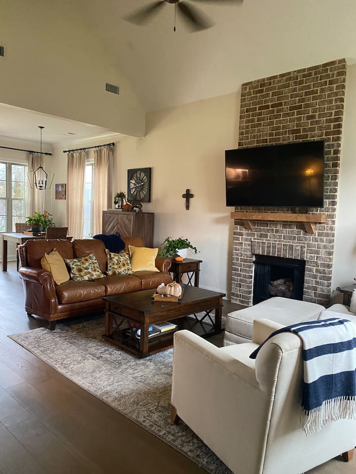 Cheerful 3 Bdrm 3.5 Bath Oxford Home 
3 Beds - Oxford, MS