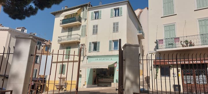 Un Charme Authentique à La Place Du Suquet - Cannes