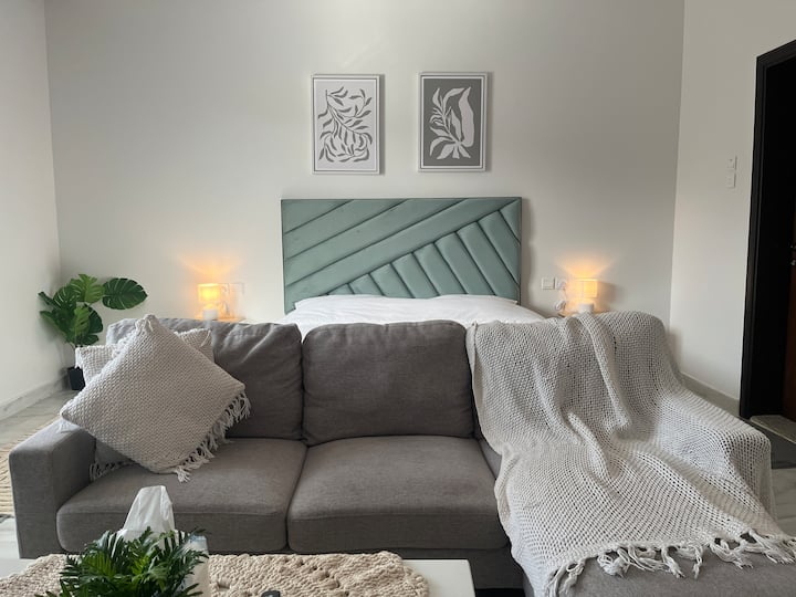 Cozy Escape | King Bed Comfort | Smart Check-in - Jeddah
