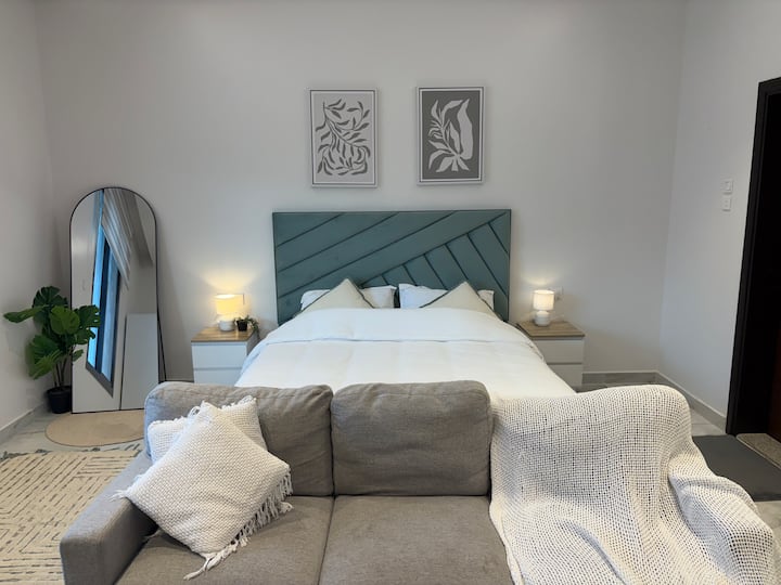 Cozy Escape | King Bed Comfort | Smart Check-in - Jeddah