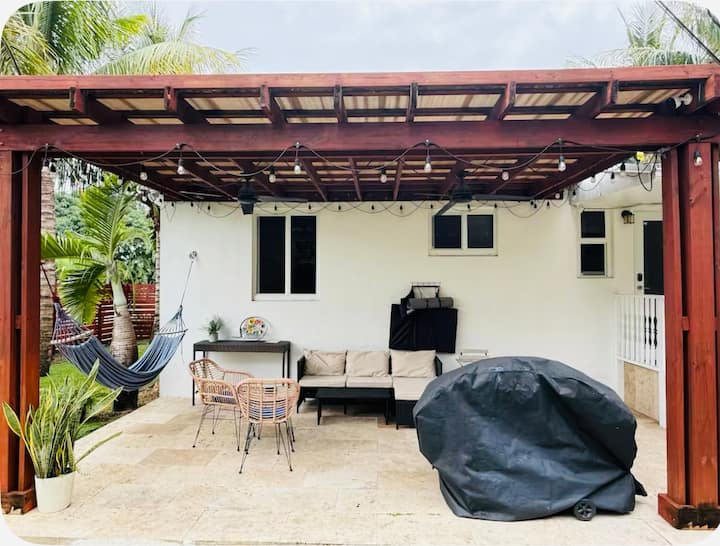 Cozy Casita -Self Check In, Big Yard W/ Gazebo - North Miami, FL