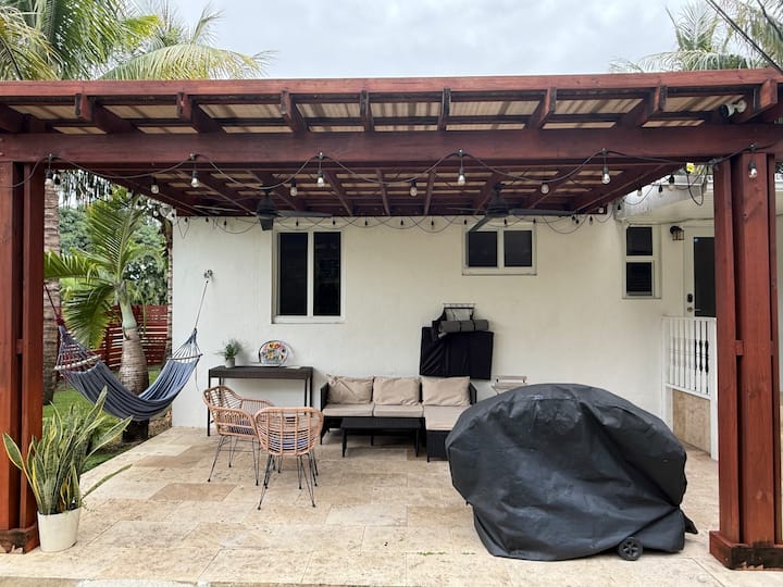 Cozy Casita -Self Check In, Big Yard W/ Gazebo - Miami Gardens, FL