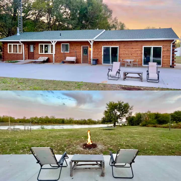 Ant’s Riverfront Studio Cabin W/ Best View & Yard! - Saint Joseph, MO