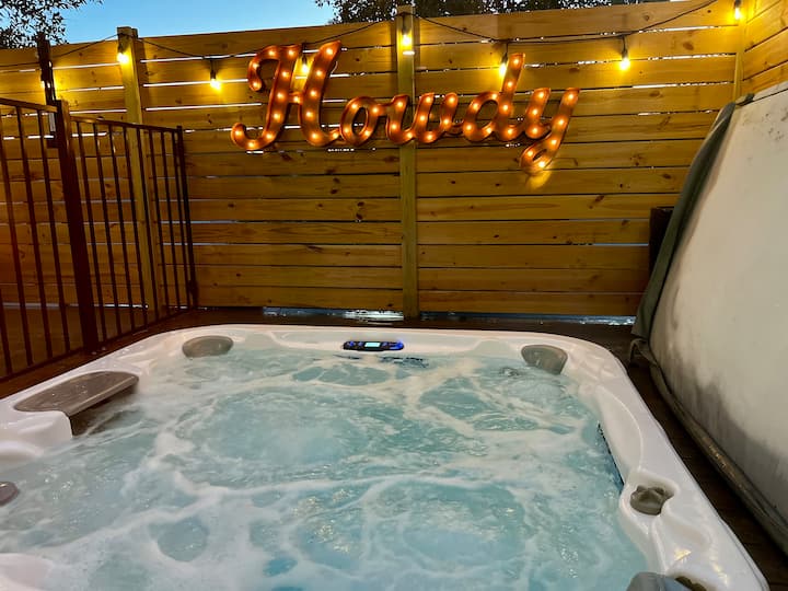 East Atx Oasis: Hot Tub, Pvt Deck, Rainfall Shower - Austin, TX