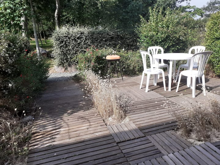 Studio-gîte Sur Jardin-terrasse " Les Brodeuses" - Finistère