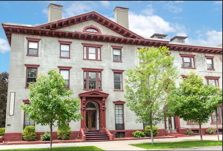 Charming Rooms Available In A Boutique Hotel - Schenectady, NY