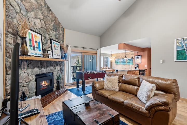 Top Floor 2 Bedroom, Ski-in & Walk To Main St - Breckenridge, CO