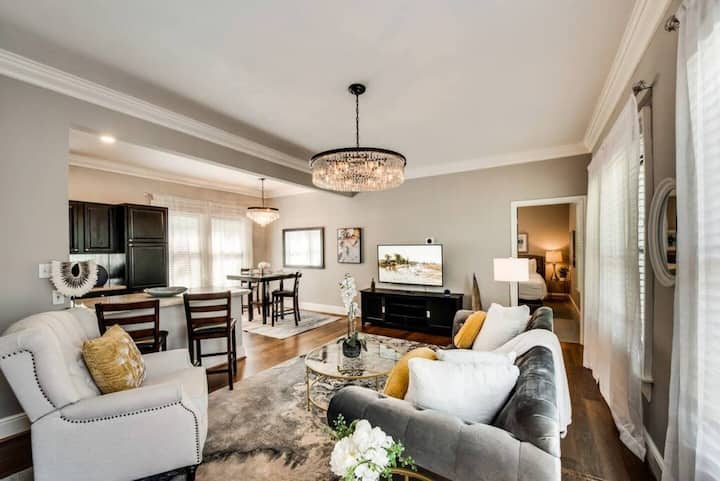 Spacious  Getaway · Stylish Condo On Swiss Ave - Highland Park, TX