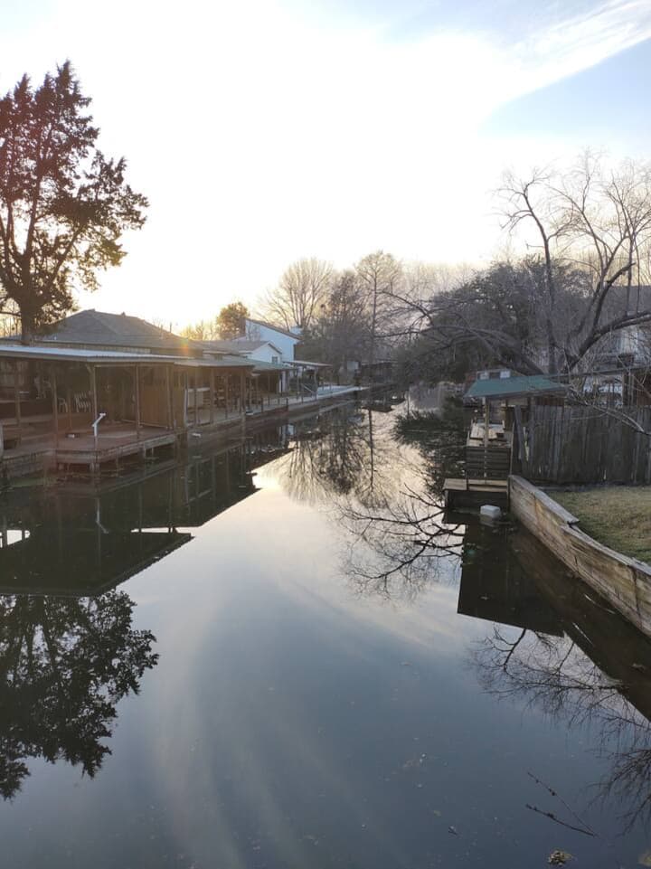 Renovated Canal Cottage- Spa Shower + Boat Ramp - Willis, TX