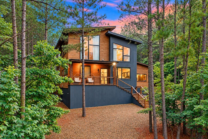 Liuxury Family Cabin | Sleeps 17, Hot Tub, Games - Broken Bow, OK