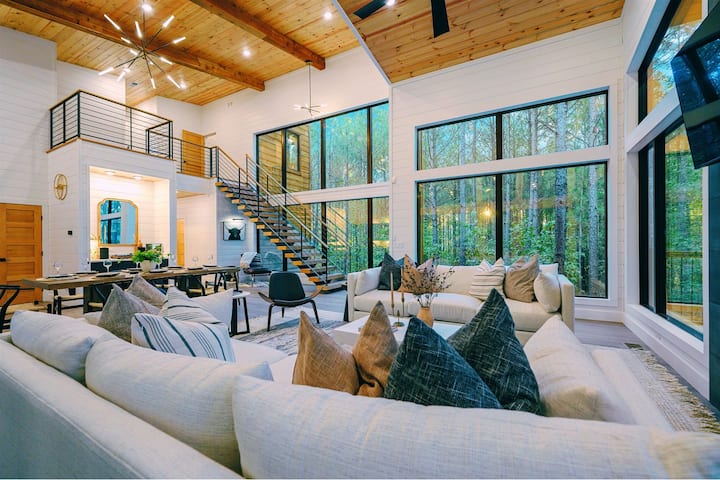 Spacious Luxe Cabin! Sleeps 17, Game Room, Playset - Broken Bow, OK