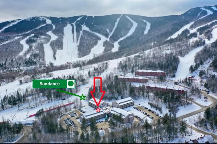 Modern & Comfy ~ Mountain Condo ~ Hottub ~ Pool - Newry, ME