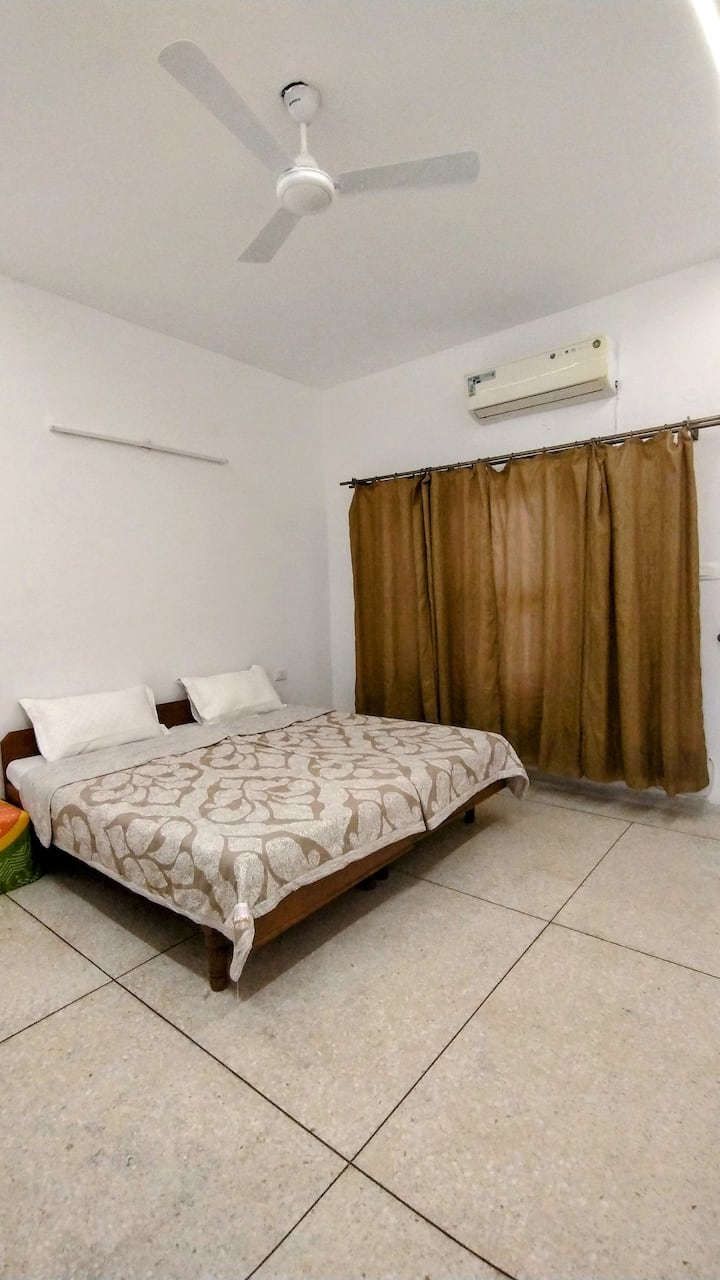 Dave's Casa- Private Bedroom With Bath & Balcony - チャンディーガル