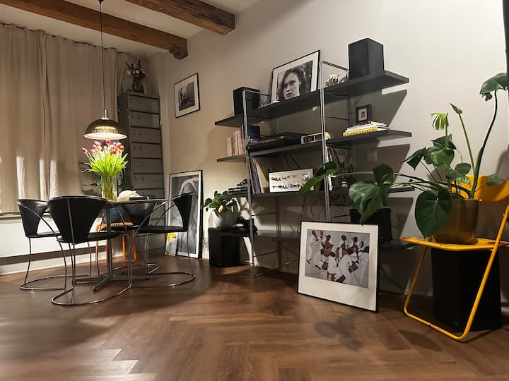 Historic City Center Studio: Canal Side Apartment - Amsterdã