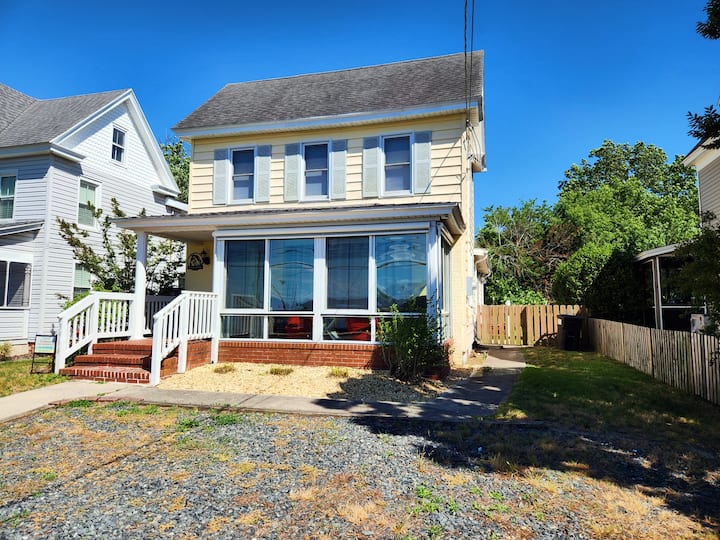 Prancing Pony-stylish In-town-fenced Yard-fire Pit - Chincoteague, VA