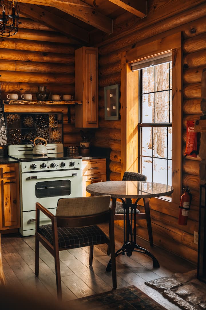 Romantic Log Cabin Perfect For Winter Fun - Hocking Hills State Park, OH