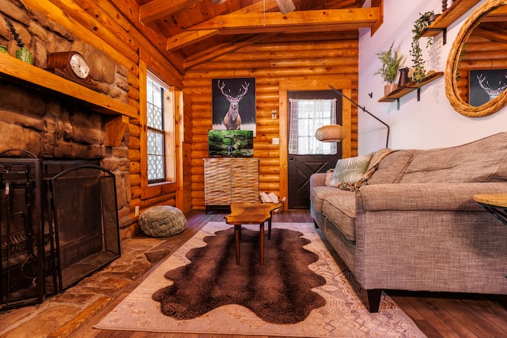 Perfect Romantic Cabin With Wood Burning Fireplace - Hocking Hills State Park, OH