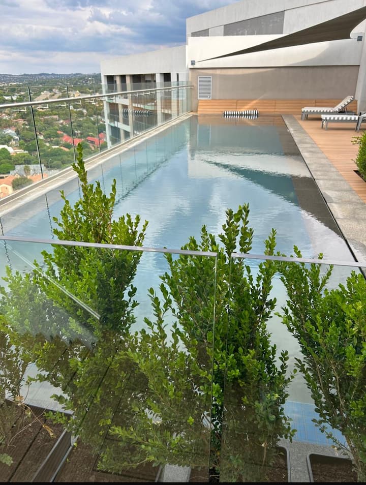 Menlyn Modern Apartment, Rooftop Pool - Pretoria