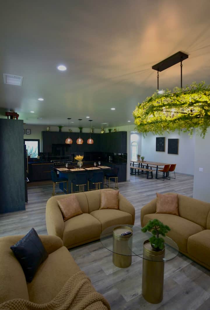 Absolutely A Fabulous Retreat Located In Corona. - Corona, CA