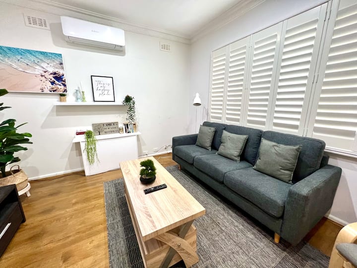Spacious And Quite 3 Bedroom House - Caroline Springs