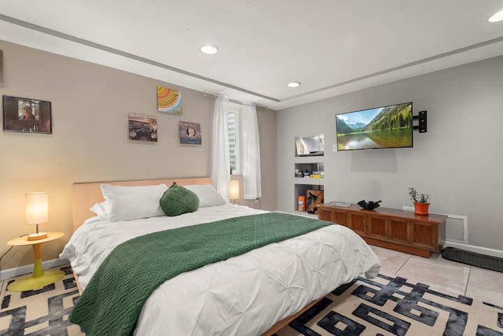 Mid-mod Stay | Near Denver, Boulder + Red Rocks - Denver, CO