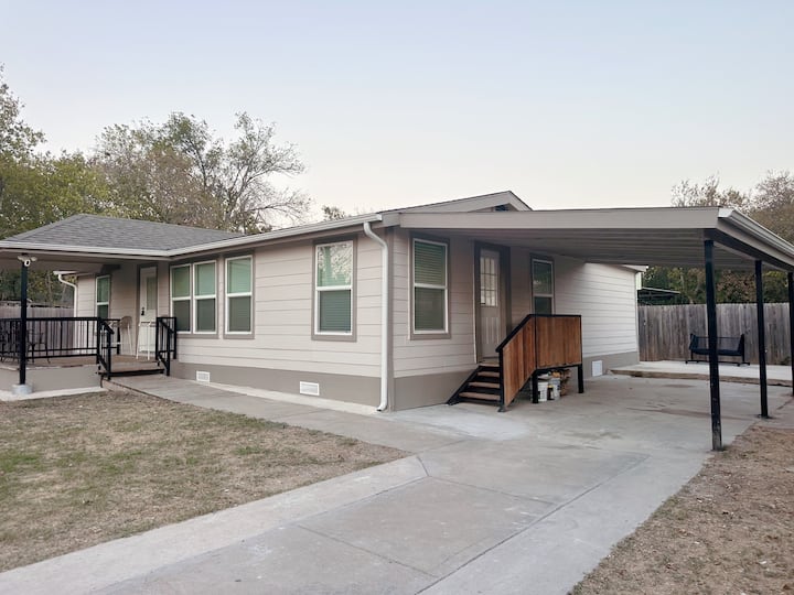 Modern Home In Manor - Elgin, TX