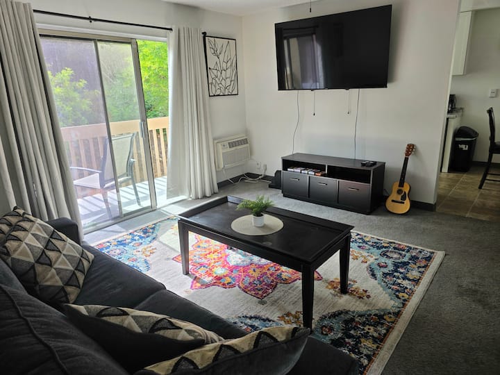 Centrally Located Welcoming Home W/pool, Parking. - La Mesa, CA