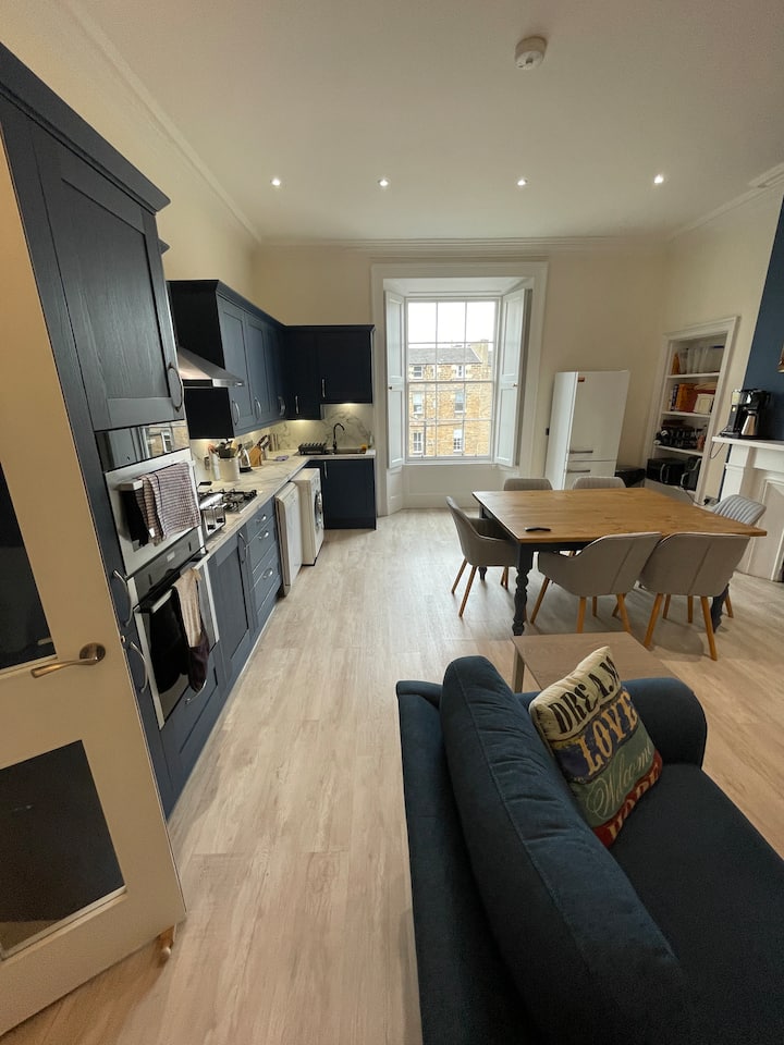 3 Double Bedroom, City Centre, Top Floor Flat - Edinburg