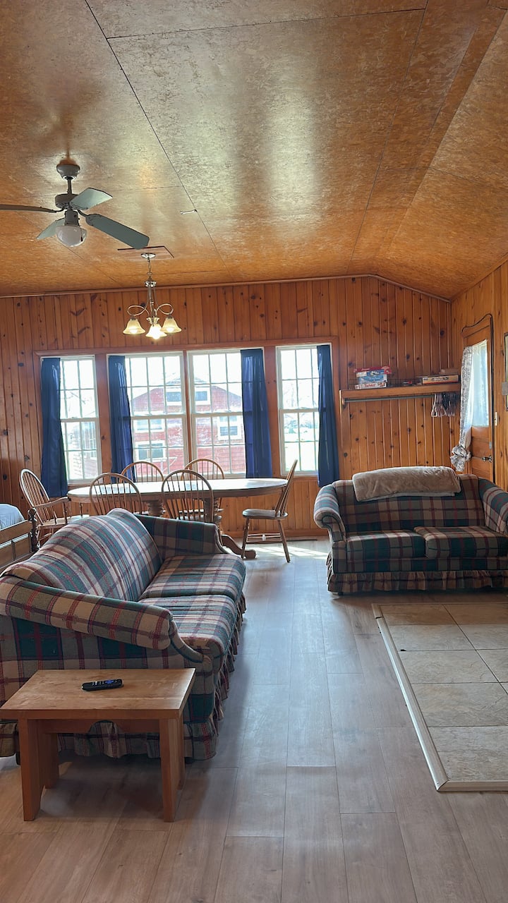 Oak Lodge Cabin At Pilgrim Heights - Meskwaki Bingo Casino Hotel