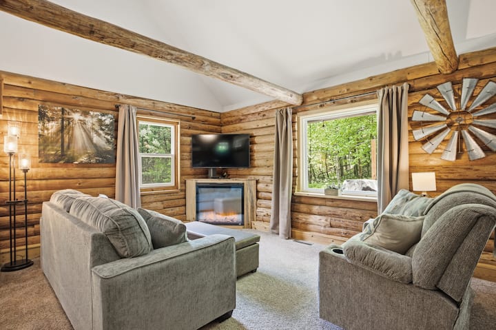 Cozy Log Cabin With Private Hiking Trail & Firepit - Wisconsin Dells, WI