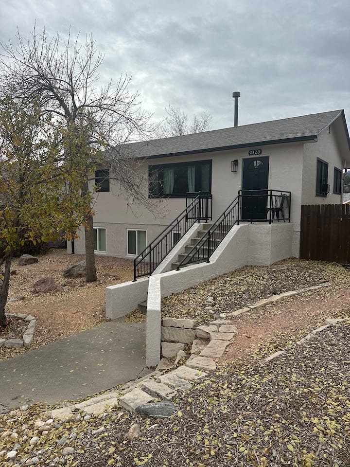 Newly Renovated Upper Main Floor Of Duplex - Manitou Springs, CO
