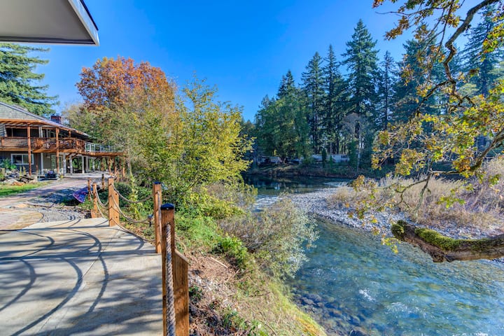Tranquil Riverfront Retreat - Washougal, WA