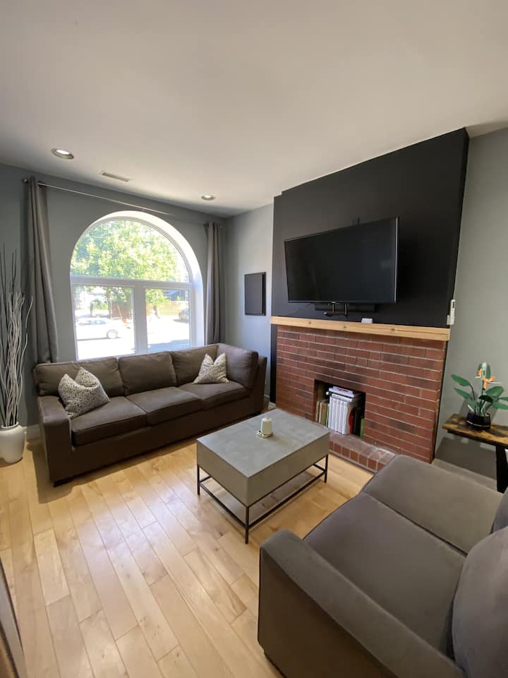 Heart Of Harbord Village • Parking Included - Toronto