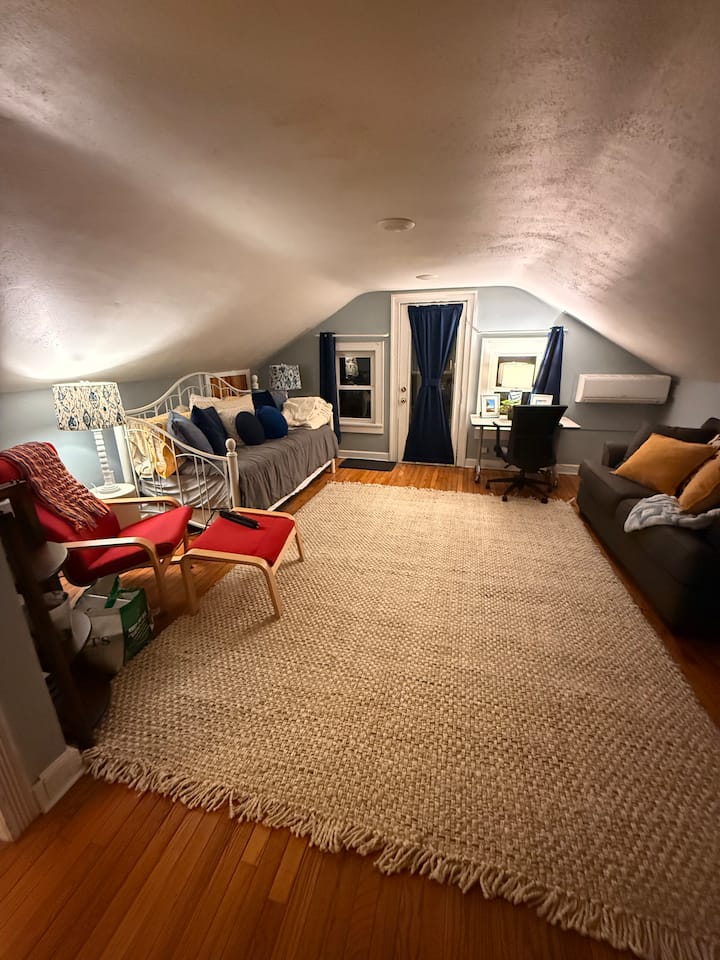 Cozy 1-bedroom With Moonrise Balcony - Madison