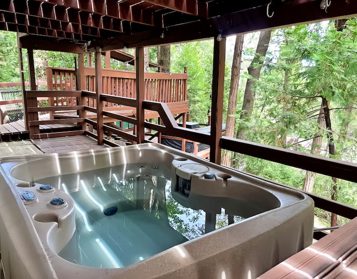 Woods Retreat With Hot Tub & Fire Pit - Crestline, CA