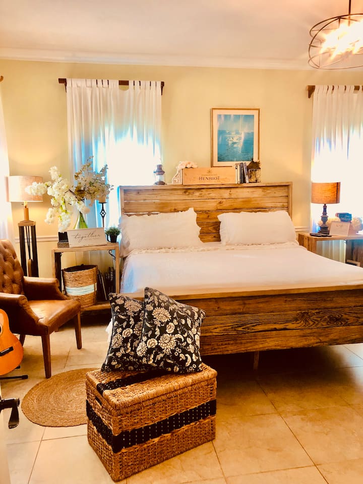 Rustic Charm Suites - Nassau
