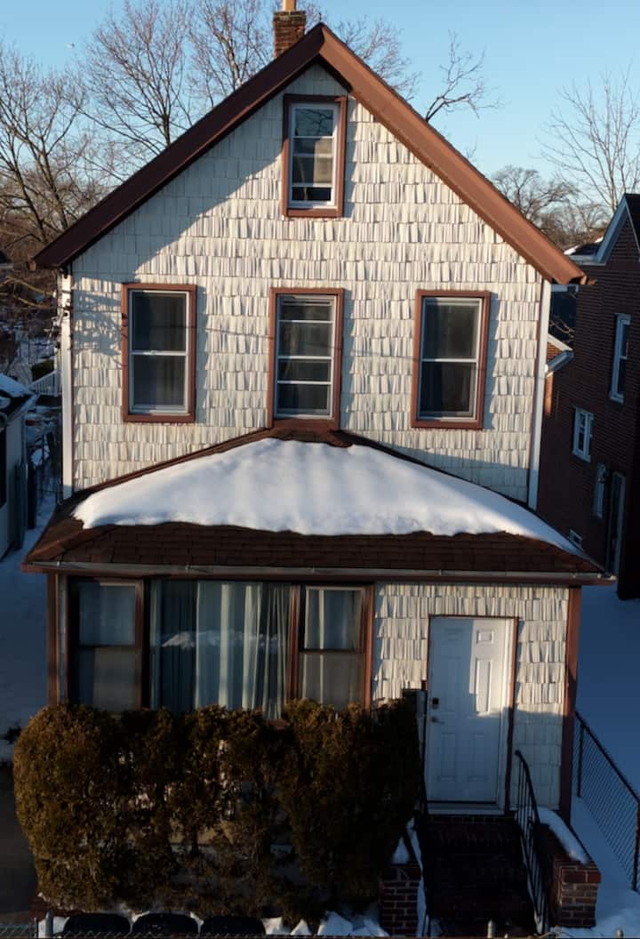 Home With Private Yard & Parking - Port Washington, NY