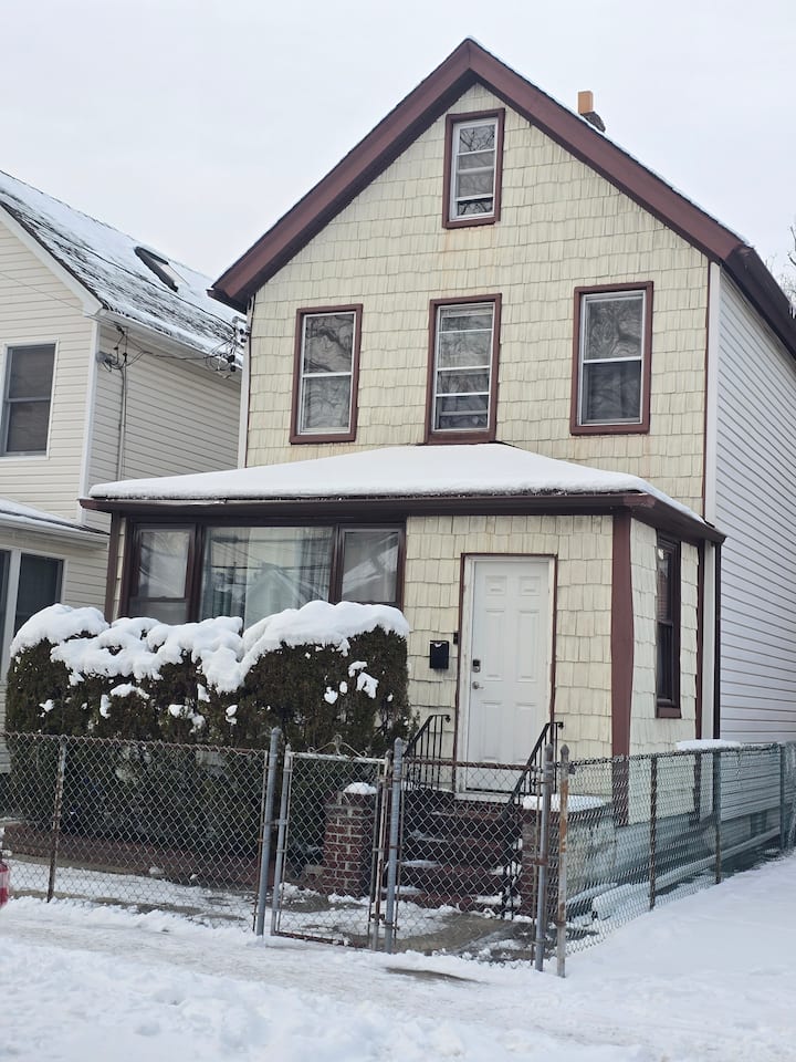 Home With Private Yard & Parking - Great Neck, NY