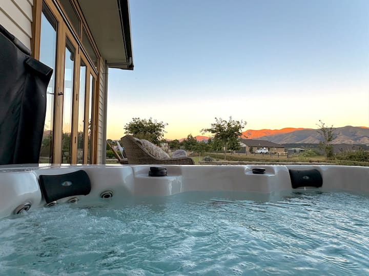Wanaka Luxury, Hot Tub & Mountain Views - Luggate