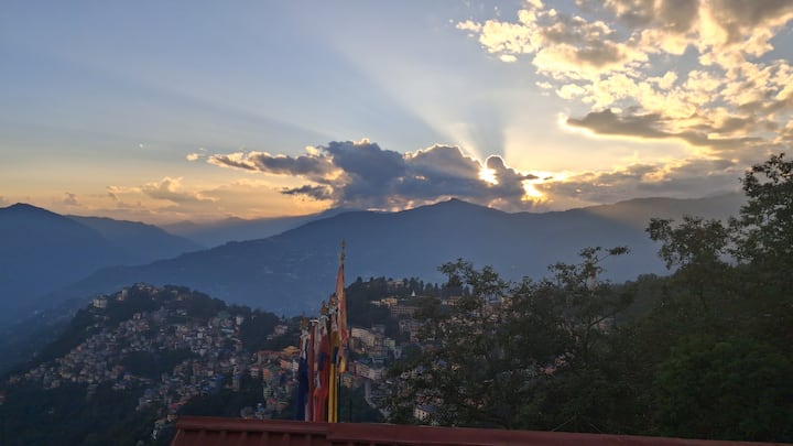 Sherpa’s Abode 3br Home With Spacious Balcony - 강토크