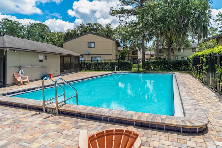 2 Bed/1.5 Bath | Close To Shopping Plazas + Pool! - Gainesville, FL