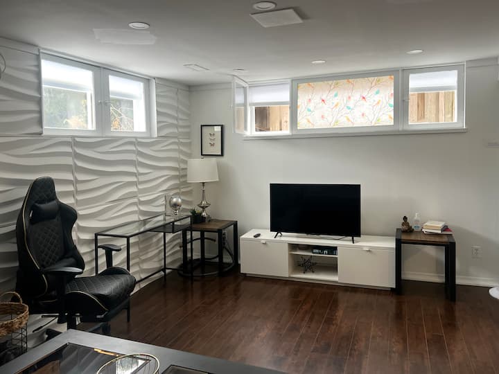 Bright 1br Apt In Heart Of North York, Parking - Toronto