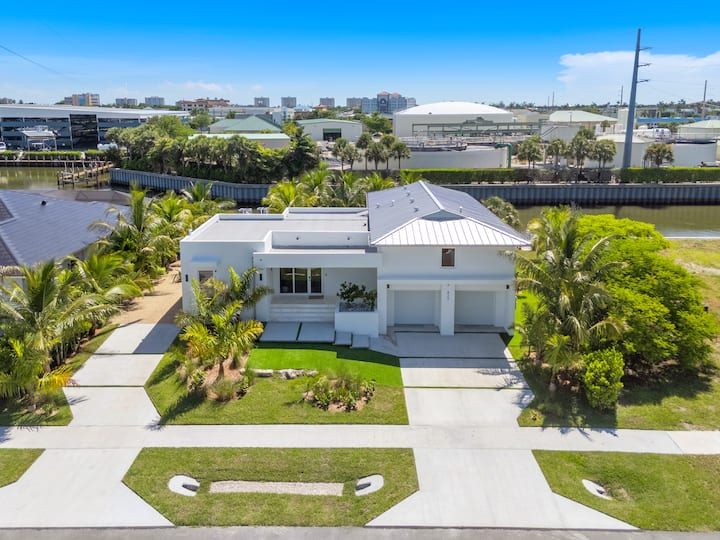 Brand New Home  - 5/5 On Canal, Huge Pool Area - Marco Island, FL