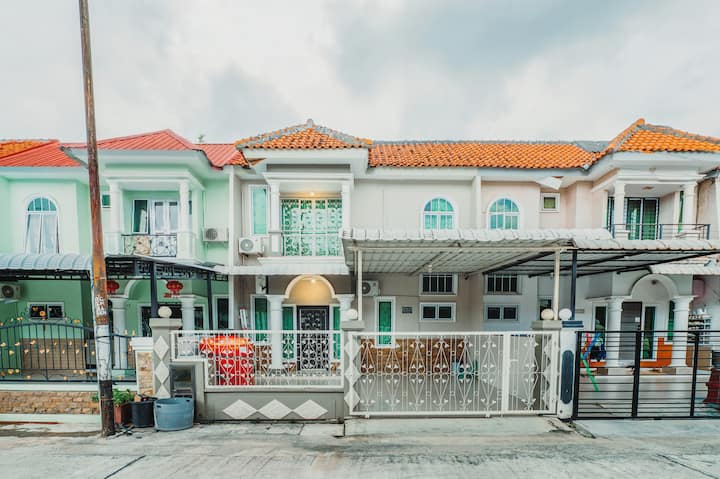 Hazel Home ( Full House,4 Bedroom For 6-8 Person ) - Batam