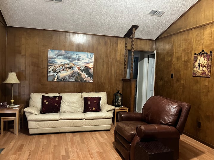 Cozy Home In Aggieland Hawk Tree - College Station, TX