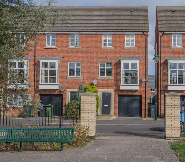 Large 5-bedroom House With 3 Baths, & Full Kitchen - Stamford