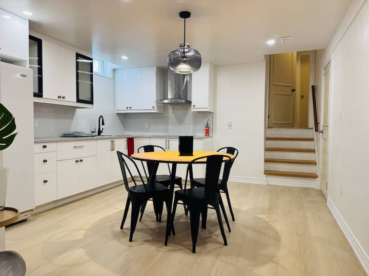 Close To Airport-big 300sqt Room -Private Bathroom - Toronto